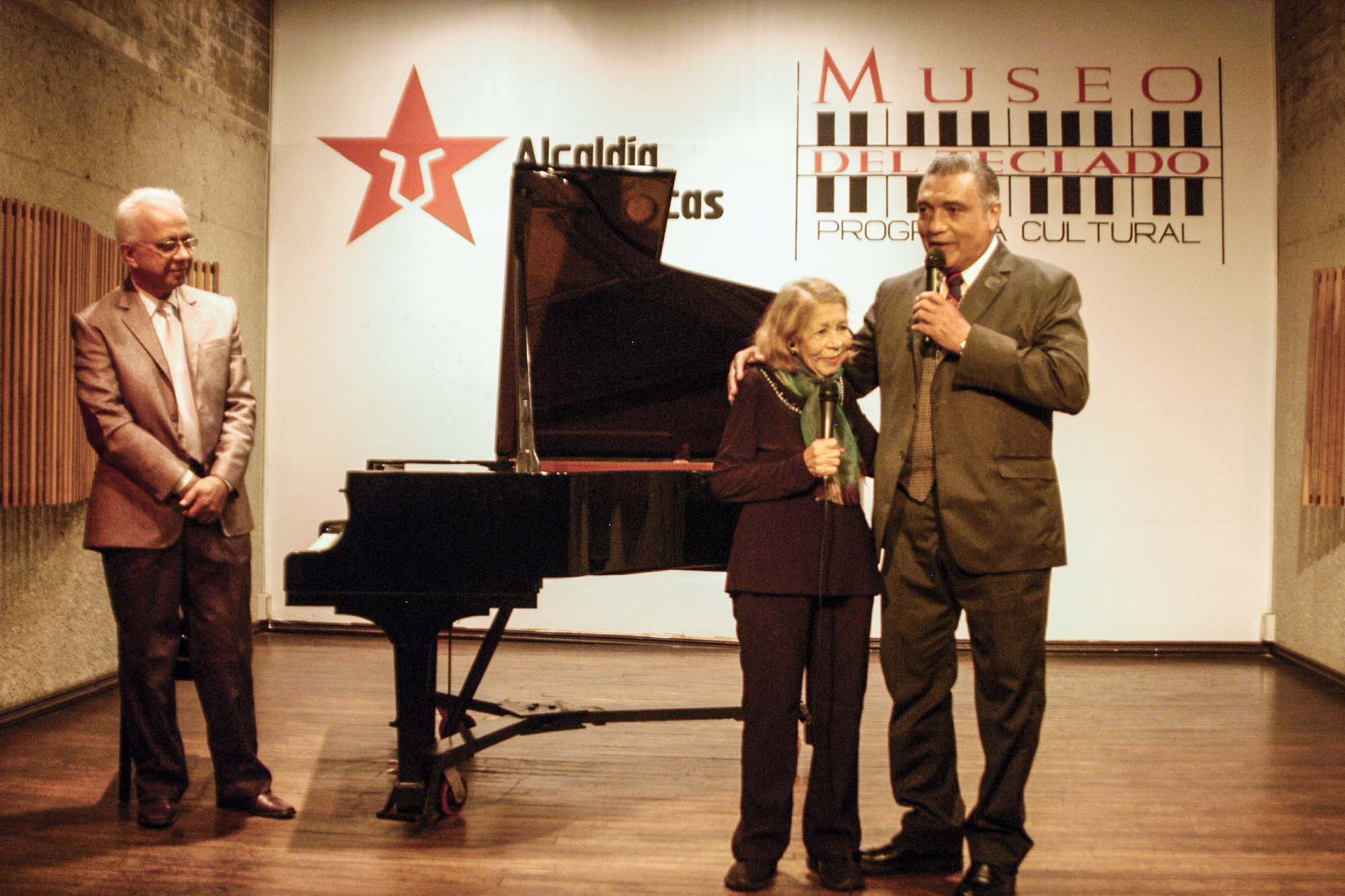 Luis Felipe Izquierdo fue homenajeado tras 25 años de canto a Gardel ...